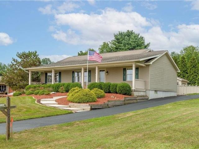 979 Latonka Dr, Mercer, PA 16137