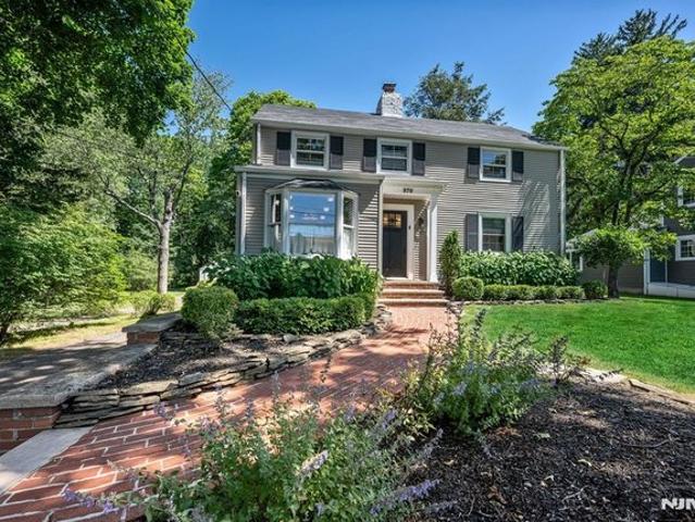 979 Salem Ln, Ridgewood, NJ 07450