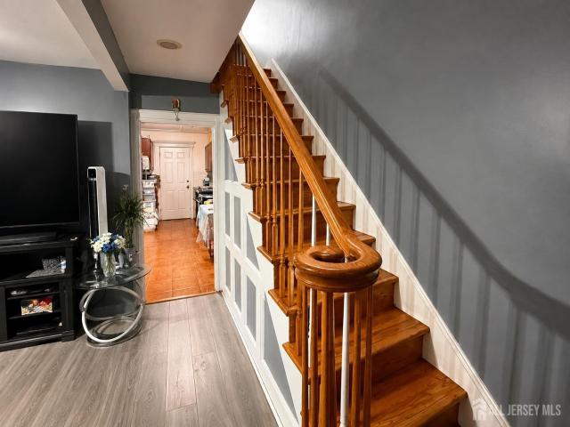 979 W 4th Street W