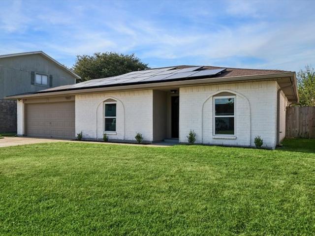 9807 Sparrow St, La Porte, TX 77571