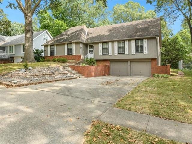 9809 Larsen St, Overland Park, KS 66214