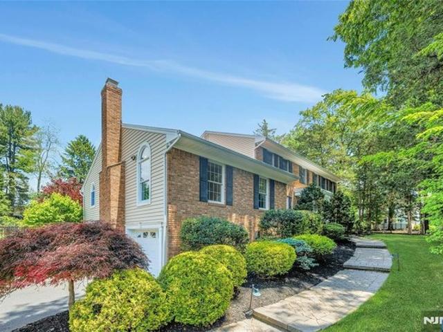 980 Briarwoods Rd, Franklin Lakes, NJ 07417