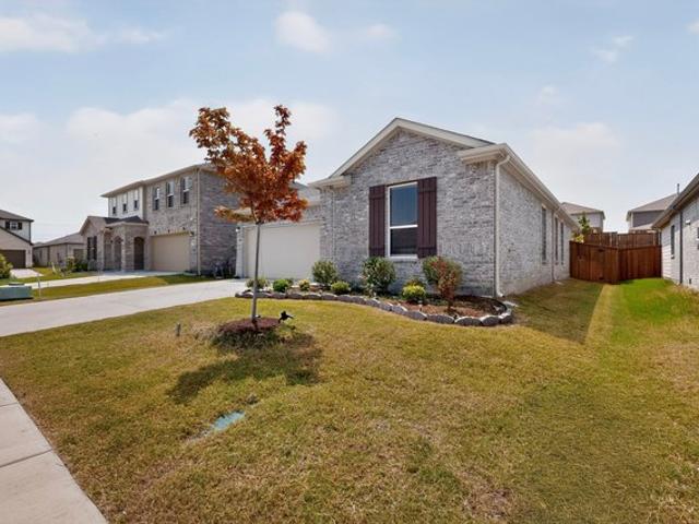 980 Burnett Dr, Aubrey, TX 76227
