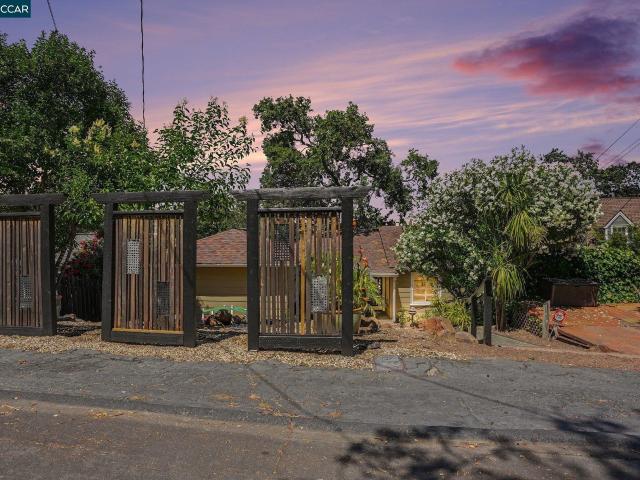 980 Hawthorn Dr
