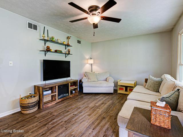 9814 Turnpike View Dr