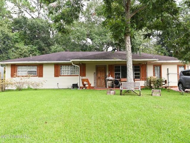 9816 Briarcliff Dr, Moss Point, MS 39562