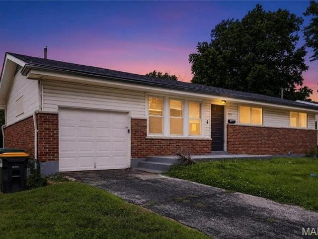 9811 Portage Dr, Saint Louis, MO 63136