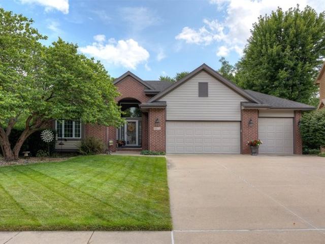 9812 Brookview Dr, Urbandale, IA 50322