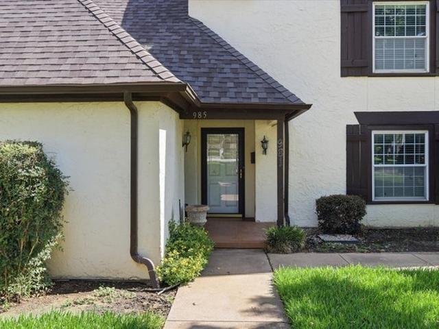981 Chateau Valee Cir, Bedford, TX 76022