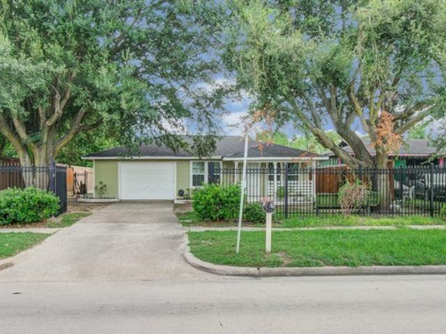 981 S Victory Dr, Houston, TX 77088