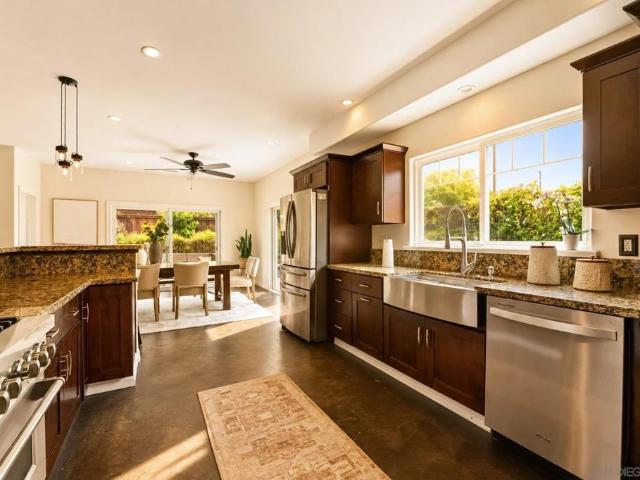 981 Robin Ct