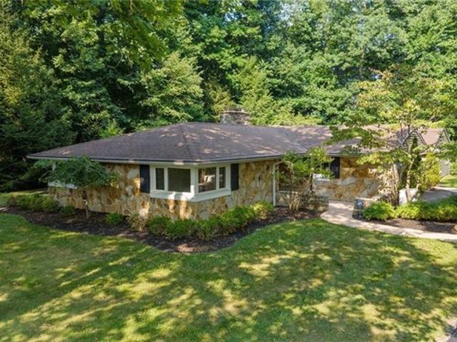 981 Worton Park Dr, Mayfield village, OH 44143