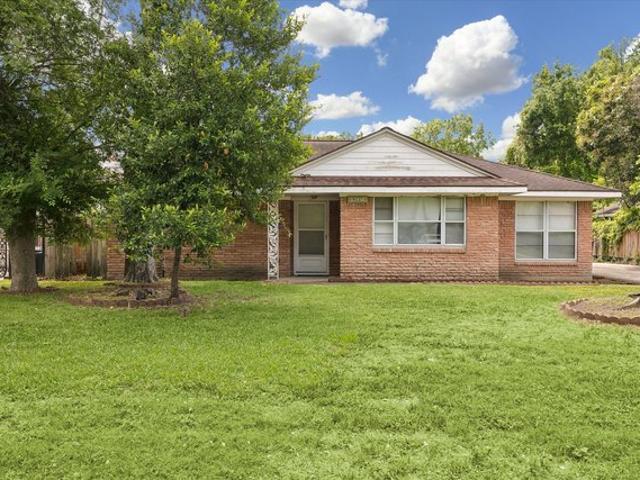 9825 Westview Dr, Houston, TX 77055