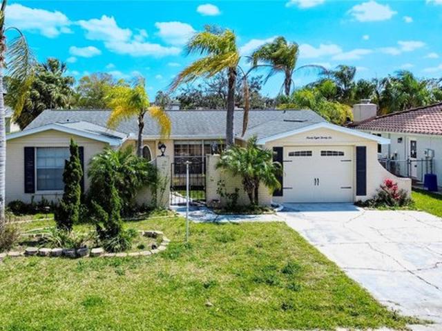 9826 Island Harbor Dr, Port Richey, FL 34668