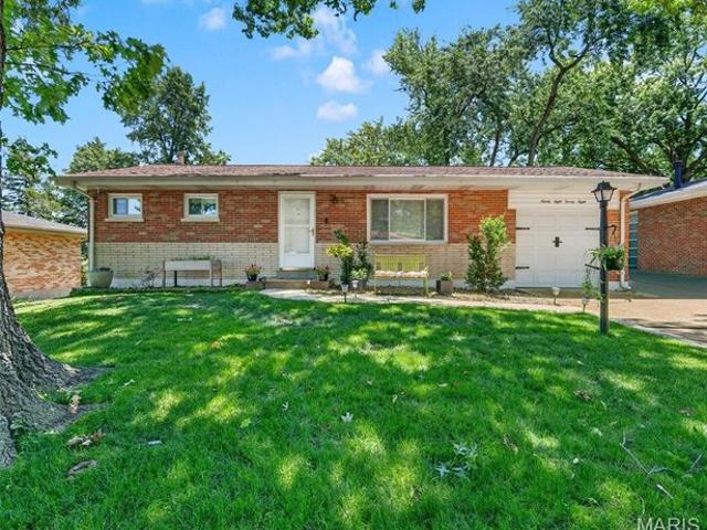9828 Whitcomb Ln, Affton, MO 63123