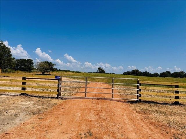 9829 W Us # 90, Schulenburg, TX 78956
