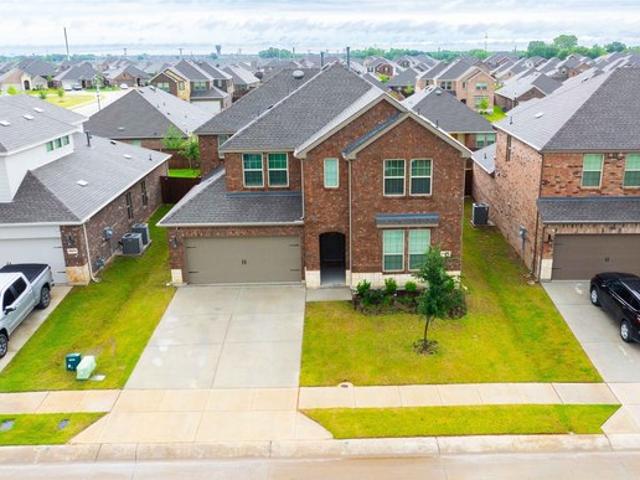9820 Elk Falls Ln, Aubrey, TX 76227