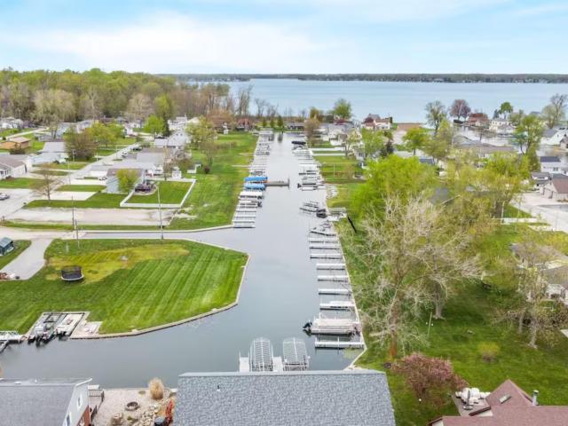 9821 N Marine Key Dr, Syracuse, IN 46567 | MLS #202609