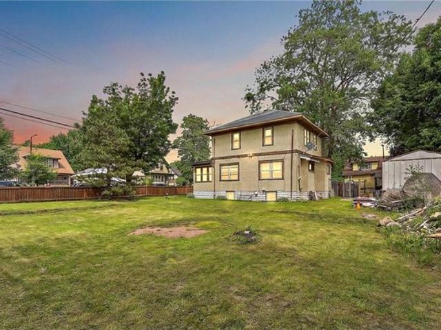 982 Case Ave, Saint Paul, MN 55106
