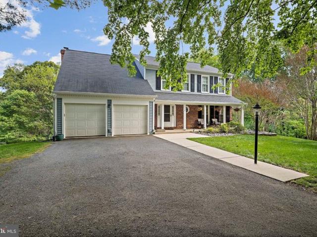 9830 Faust Dr, Vienna, VA 22182