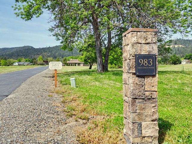 983 Old Stage Rd, Medford, OR 97502