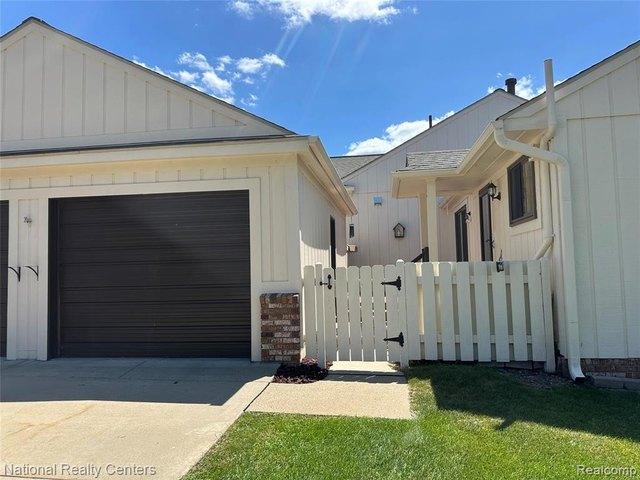 9840 Cambridge Ct Unit 4, Green Oak Township, MI 48178