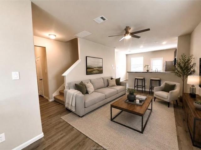 984 Rice Dr, Bryan, TX 77803