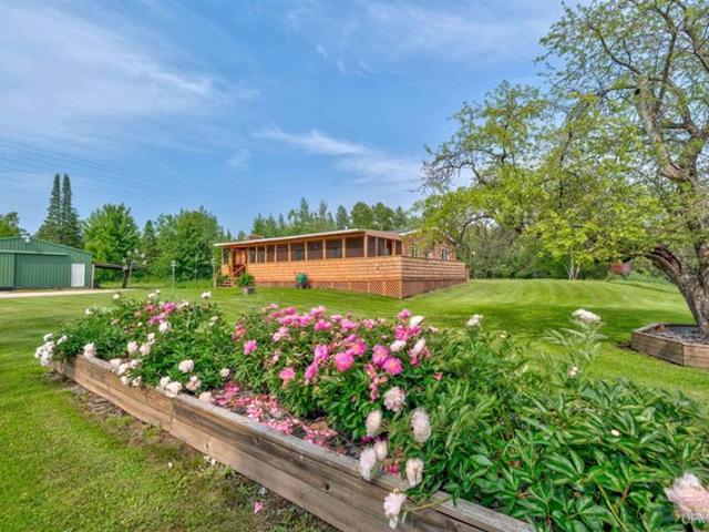 984N Dixon Rd, Manistique, MI 49854