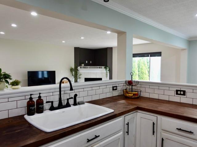 9858 Burleigh Lane