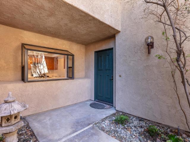 985 Hawthorne Lane