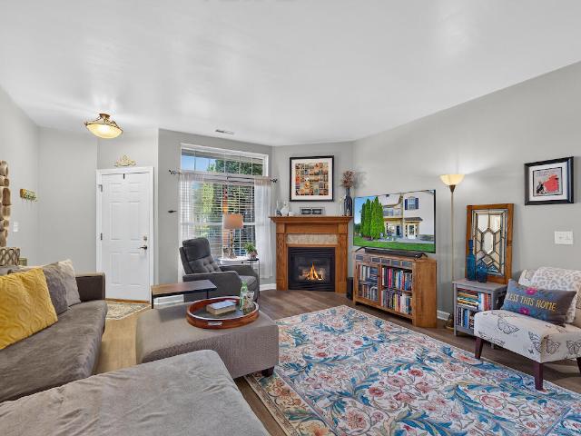 985 Hastings Ct, Unit 101
