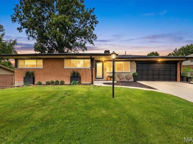 9864 Amberley Dr, Saint Louis, MO 63126