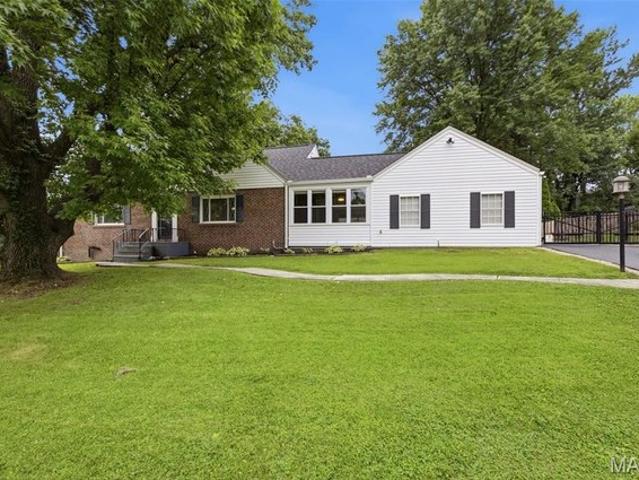 9860 Berwick Dr, Affton, MO 63123