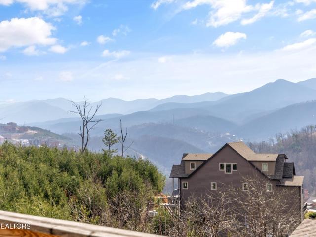 986 Chestnut Dr, Gatlinburg, TN 37738 | MLS #1333