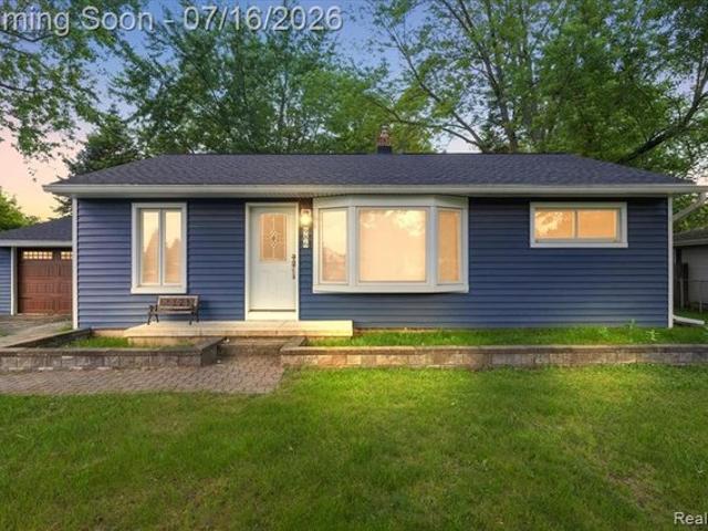 986 Gill St, Oxford Township, MI 48371