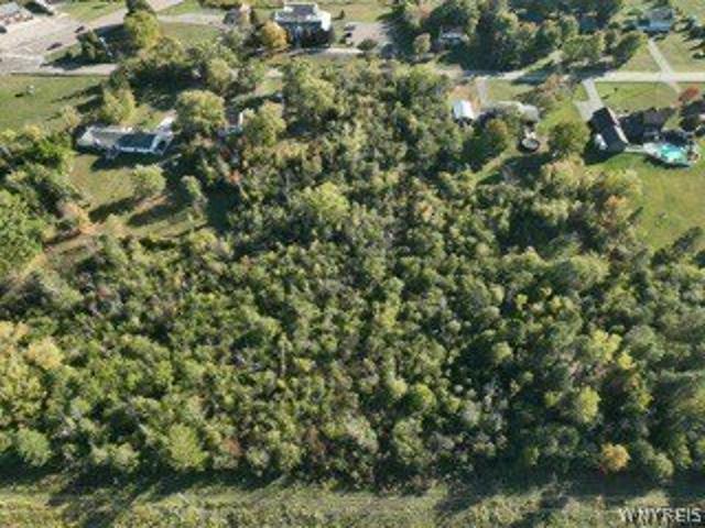 986 Sturgeon Point Rd, Derby, NY 14047