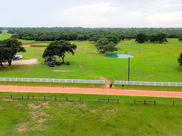 986 Private Road 1024, Hallettsville, TX 77964