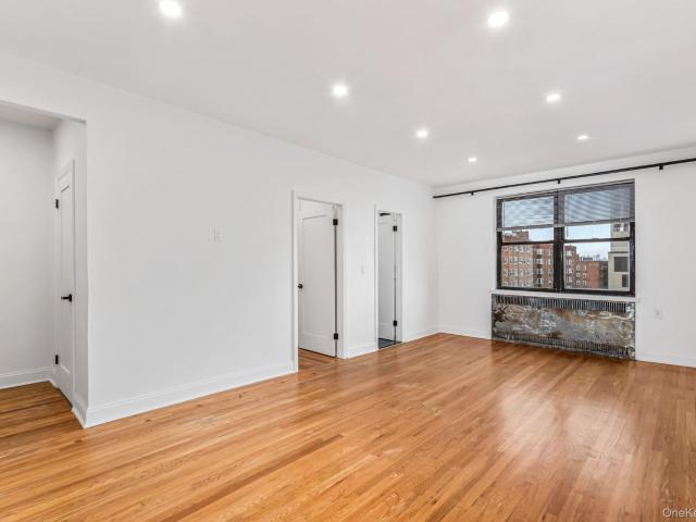 9876 Queens Boulevard 6L