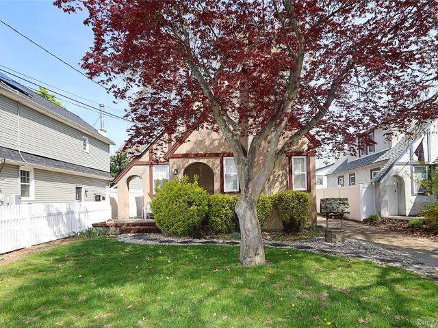 987 Kings Parkway