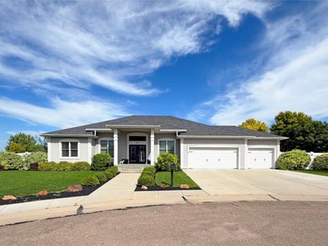 987 Teal Ct, North Platte, NE 69101