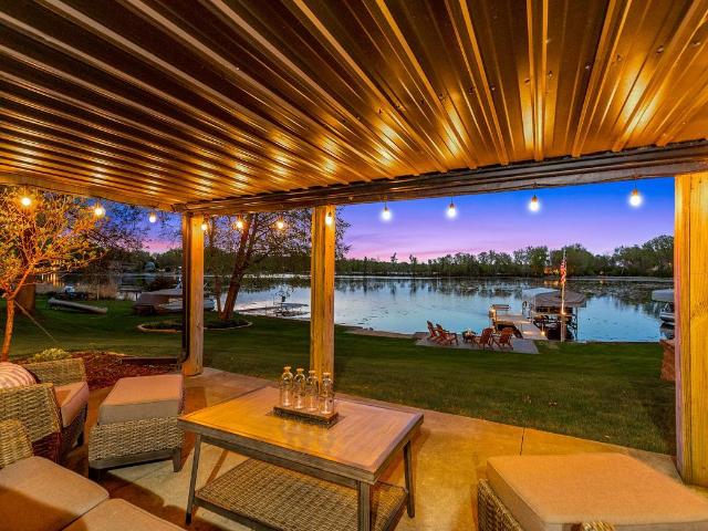 9885 Oak Shore Drive