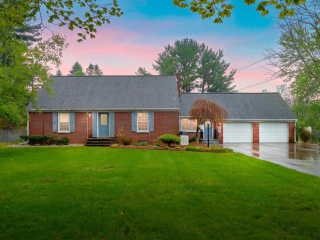 9883 Almena Dr, Kalamazoo, MI 49009