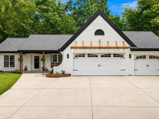 9883 S 35th St, Franklin, WI 53132