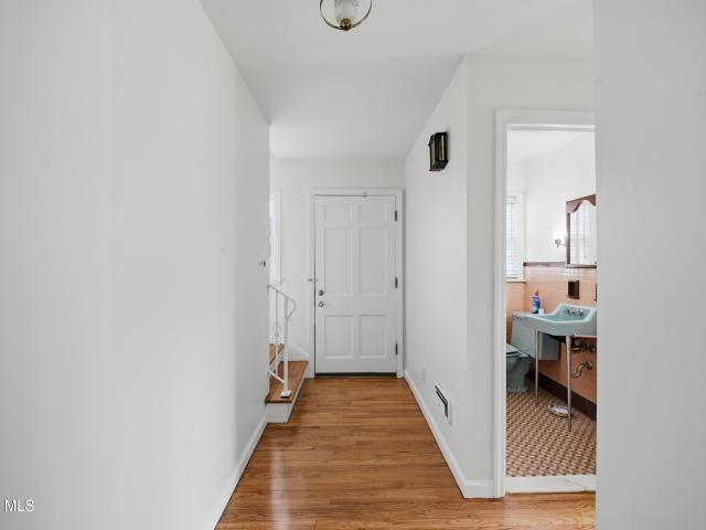 98 W Saint Stephens Lane