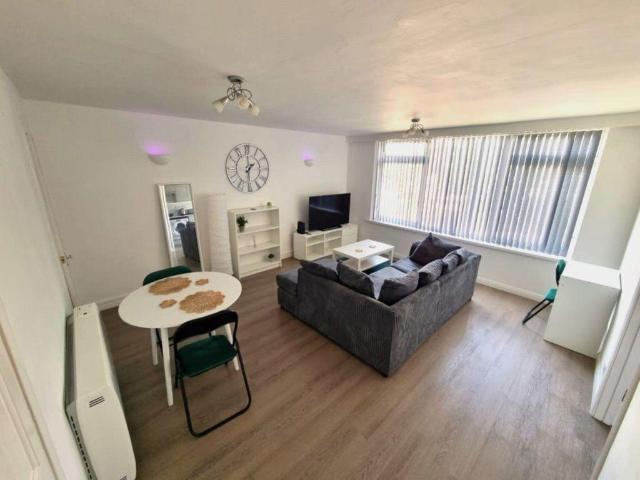 98 Arden Grove, B16 8HQ 2 bed flat to rent £1,516 pcm £350 pw