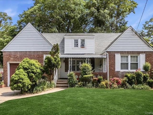 98 Arkansas Dr, Valley Stream, NY 11580