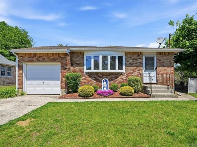 98 Evergreen Ave, Bethpage, NY 11714