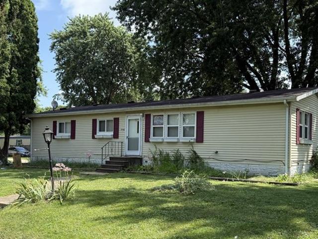 98 Maple Ln, Sandwich, IL 60548