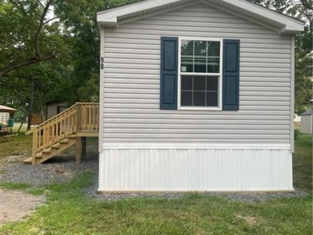 98 Northrup Ln, Farmington, NY 14425