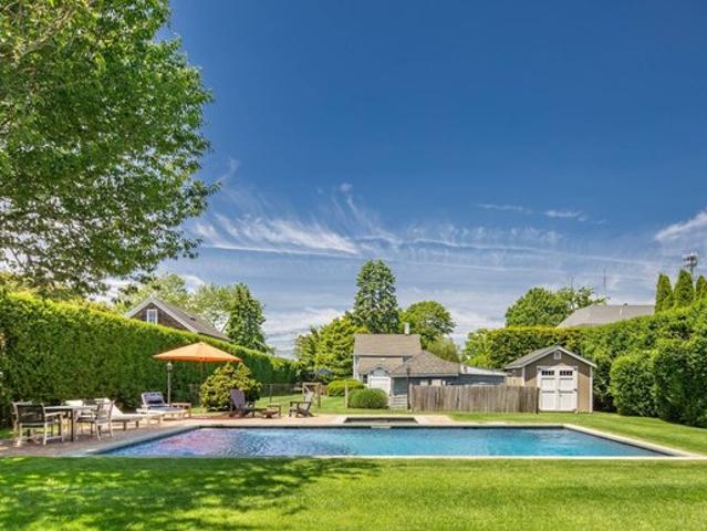 98 Powell Ave, Southampton, NY 11968
